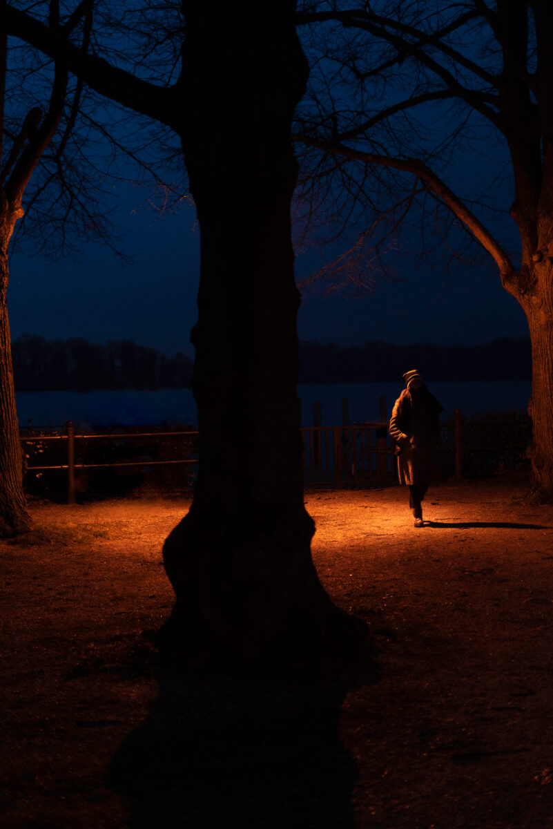 Low-key photography. How to use natural or artificial light to separate ...